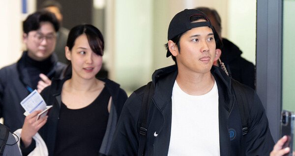 LA다저스 '수퍼스타' 오타니 부인과 한국 도착